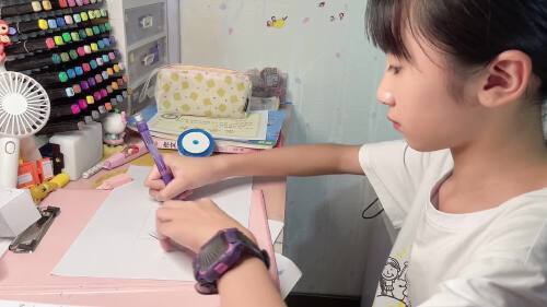 漩漩订正试卷,老师要求画出来,给军训同寝室同学打印照片送她们