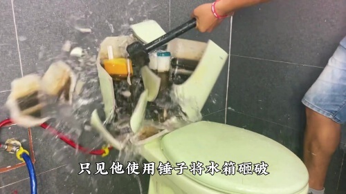 怎么维修马桶的水箱,小伙使用蓄水桶维修好厕所马桶的水箱