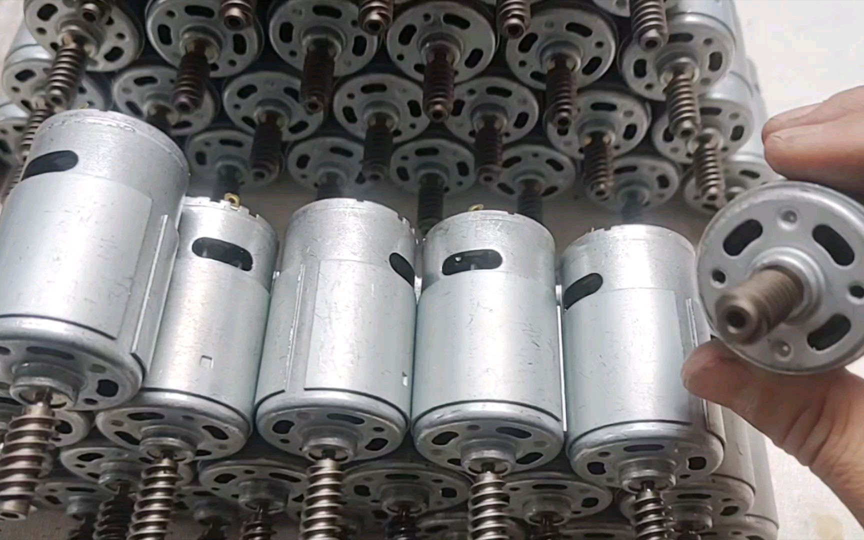 2元一个的550电机,和电钻电机一样的,我一口气买了50个