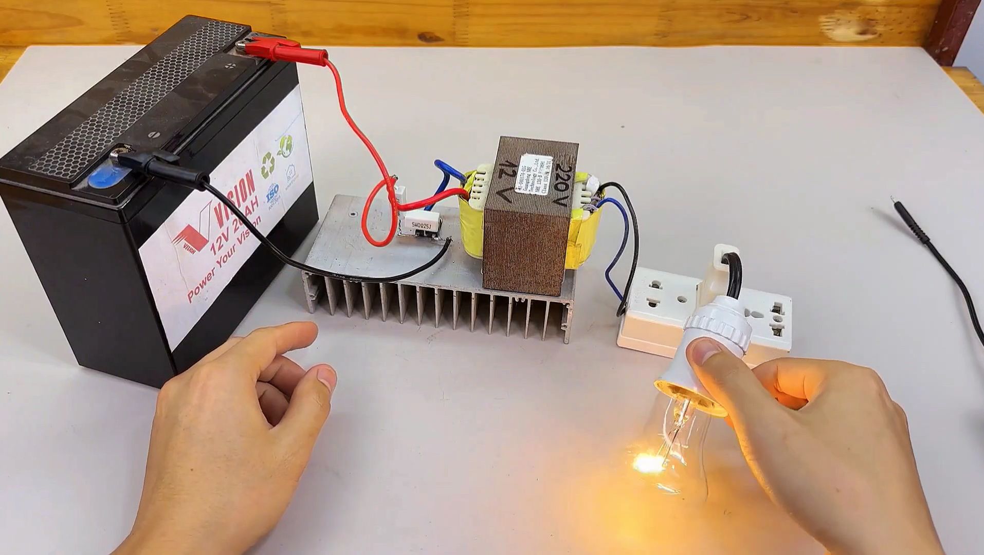 只需3个元件,就能将12V变压器改造成逆变器,涨知识了
