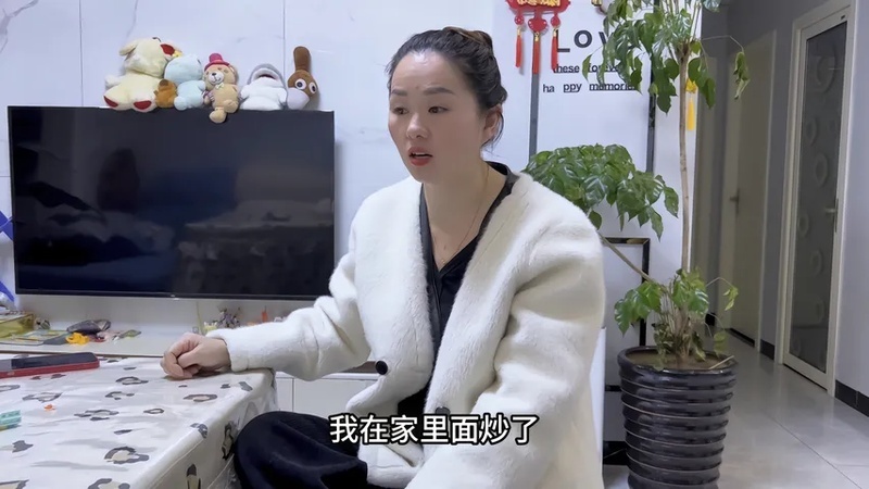 媳妇想当老板,让小伙教她炒菜,自己在家做外卖