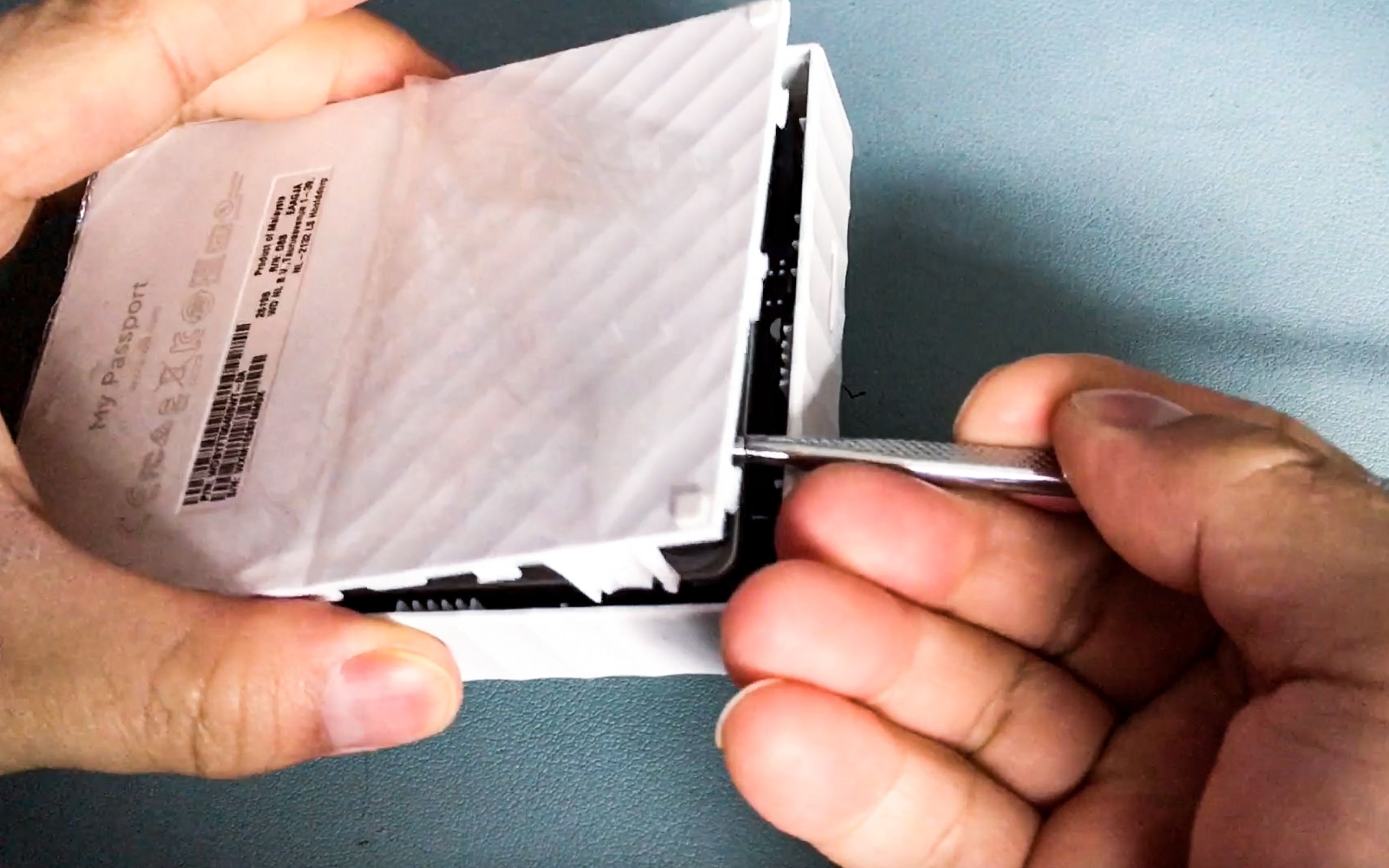 硬核拆解这块4000G巨无霸硬盘,重要数据能否成功提取,小伙拼了