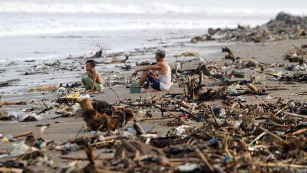 可怕的白色污染! 马里亚纳海沟变成垃圾场, 专家呼吁保护环境