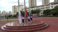 实拍厦门海沧北师大升旗仪式,小学生仪仗队步伐一致,仪式感十足
