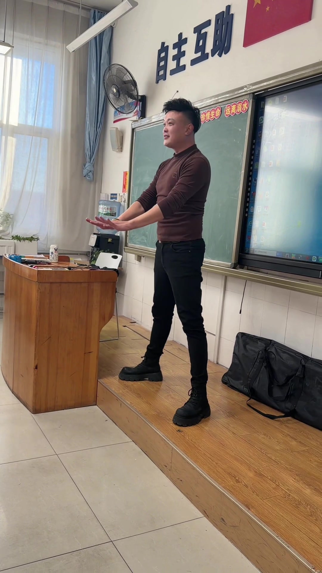 三年级的孩子们,用灿烂的笑容,把普通的教室,变成了快乐的海洋。最好...