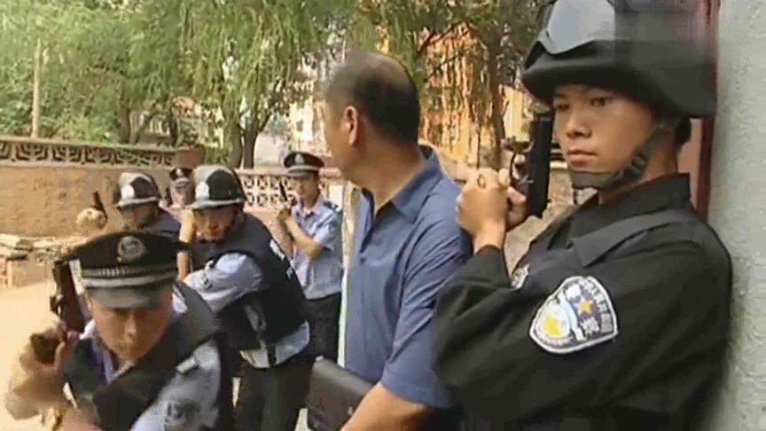 影视:重大刑事案件嫌疑人,被警察重重包围,居然还能轻松脱困