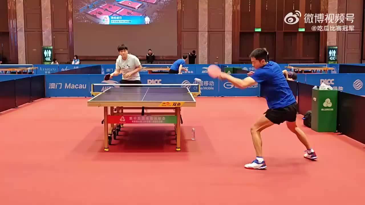 全运会乒乓球男单半决赛前,樊振东与袁励岑对练热身!