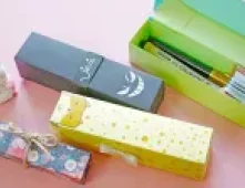 比较简单的一款折纸笔盒,材料只要两张纸,当作礼物盒也不错