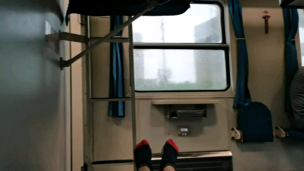 绿皮火车环境,有点吵。