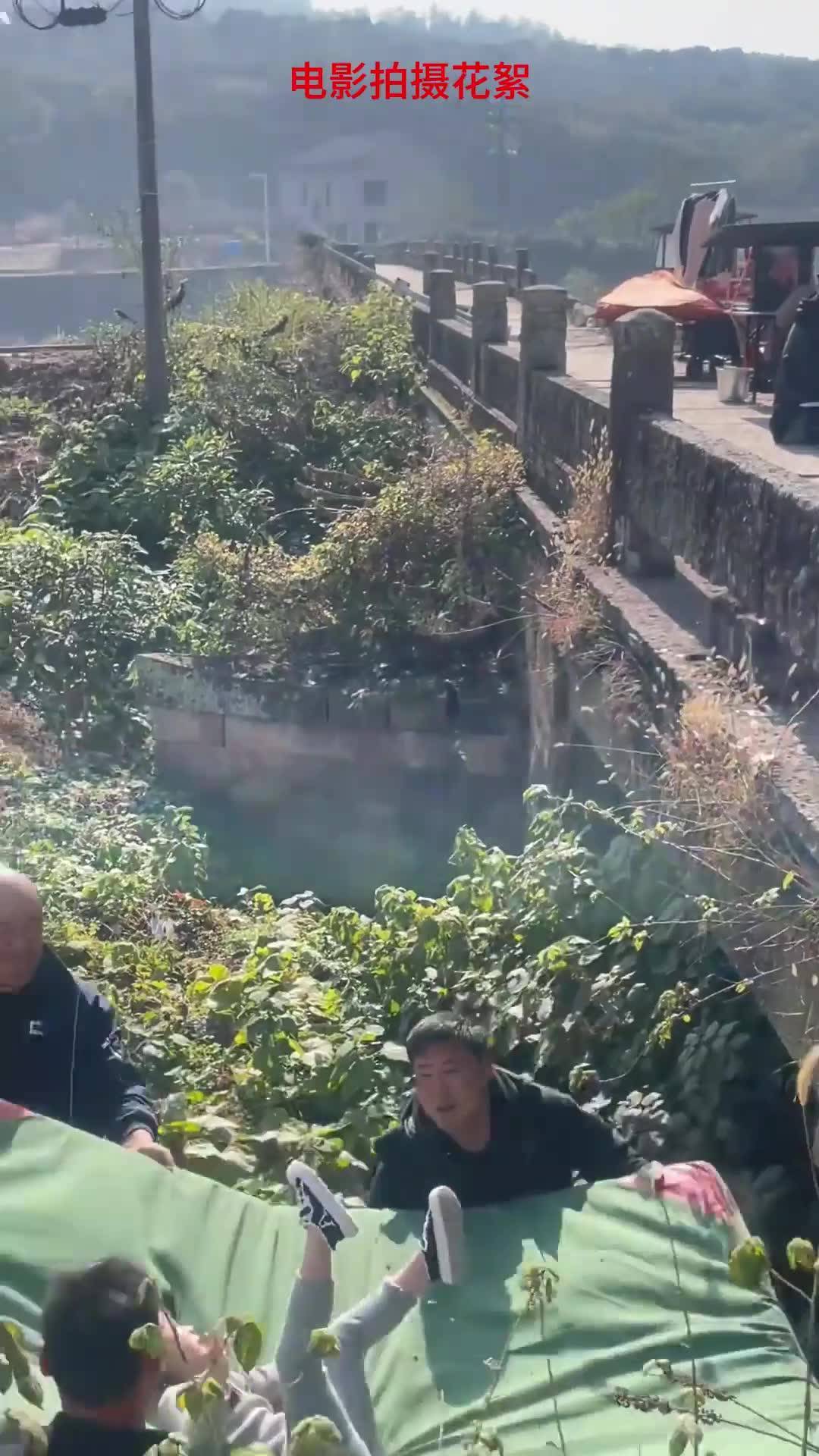 电影拍摄花絮,把孩子扔下悬崖,没想到是这么拍的