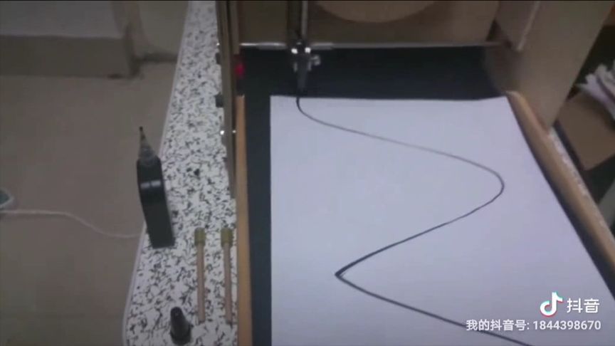 本科做的教具“匀速圆周运动的投影是简谐运动演示仪”,直观易懂