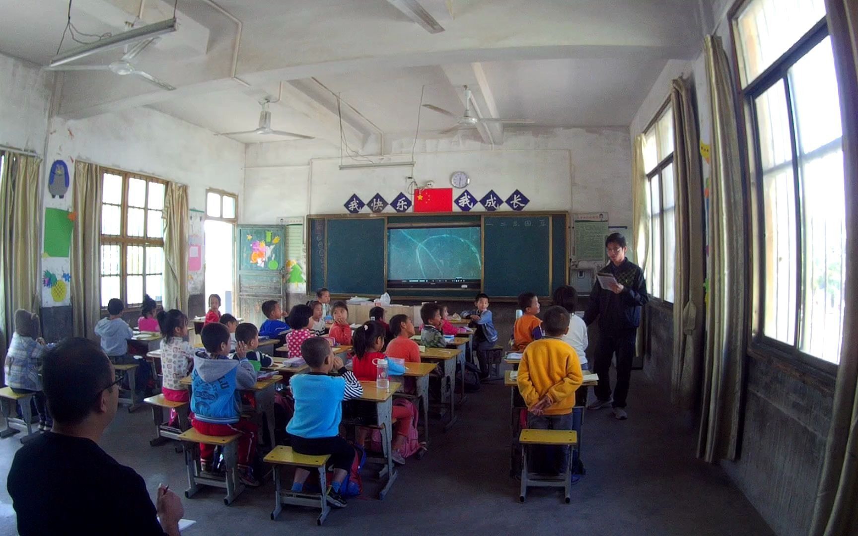 1.在星村小学的首次一年级数学公开课,校长与教导主任莅临听课