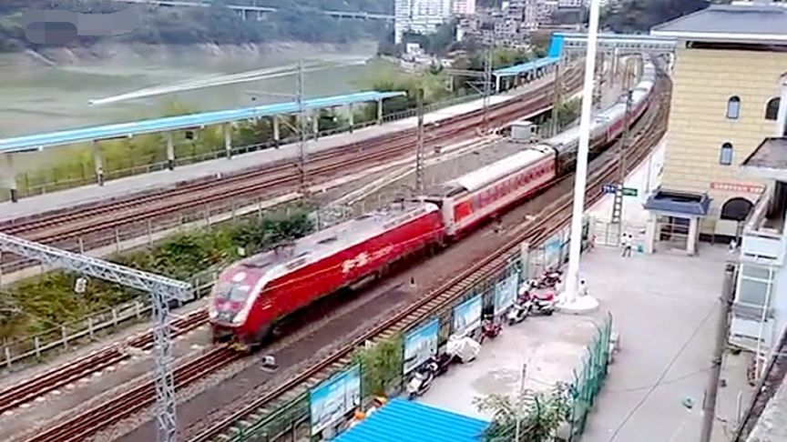 襄渝铁路紫阳站 成都至上海K1158次列车鸣笛通过