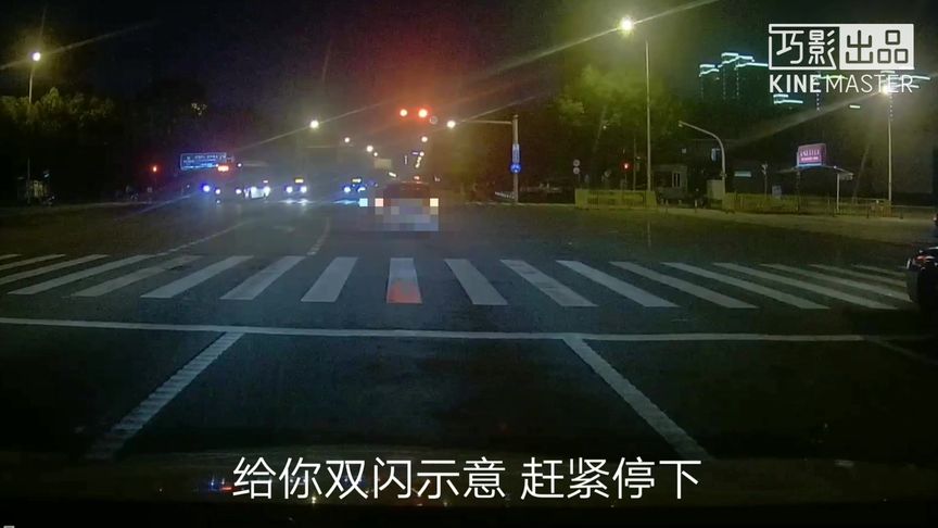 迷惑行为之等绿灯的车突然闯红灯