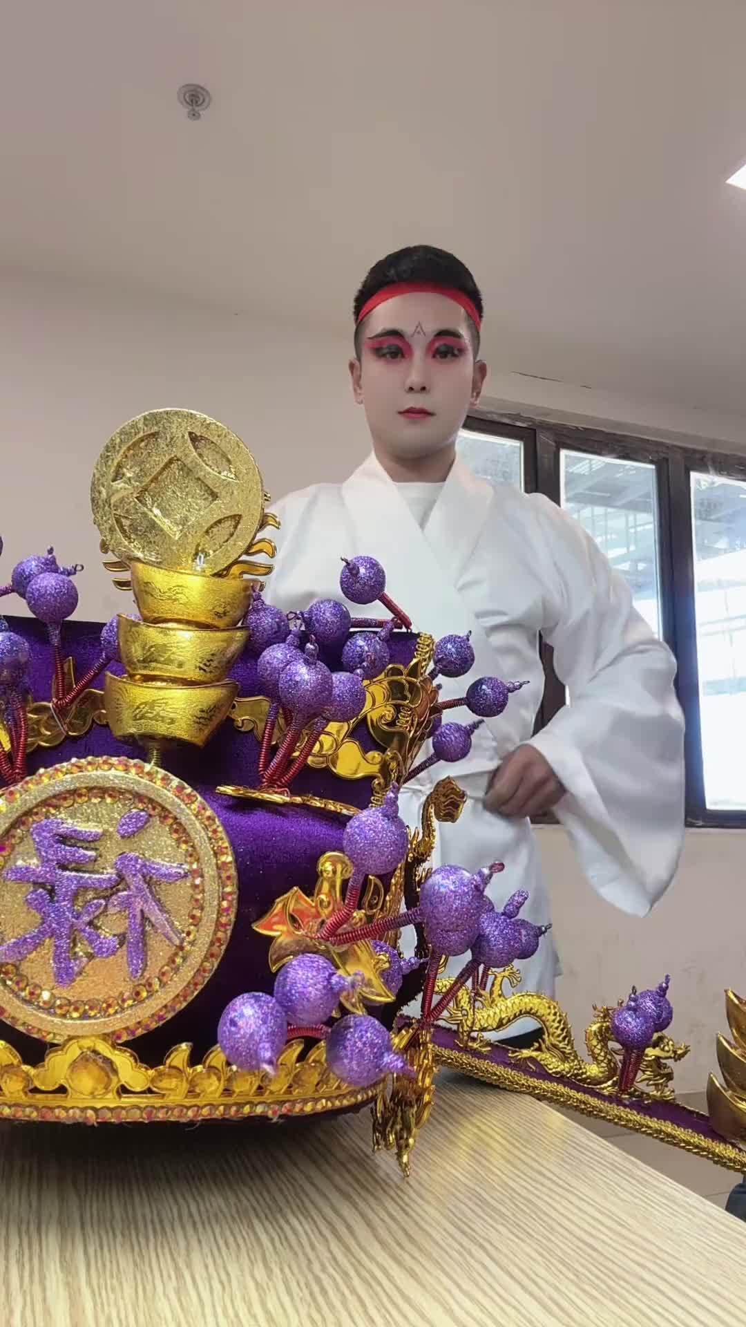 穿好行头准备演出!