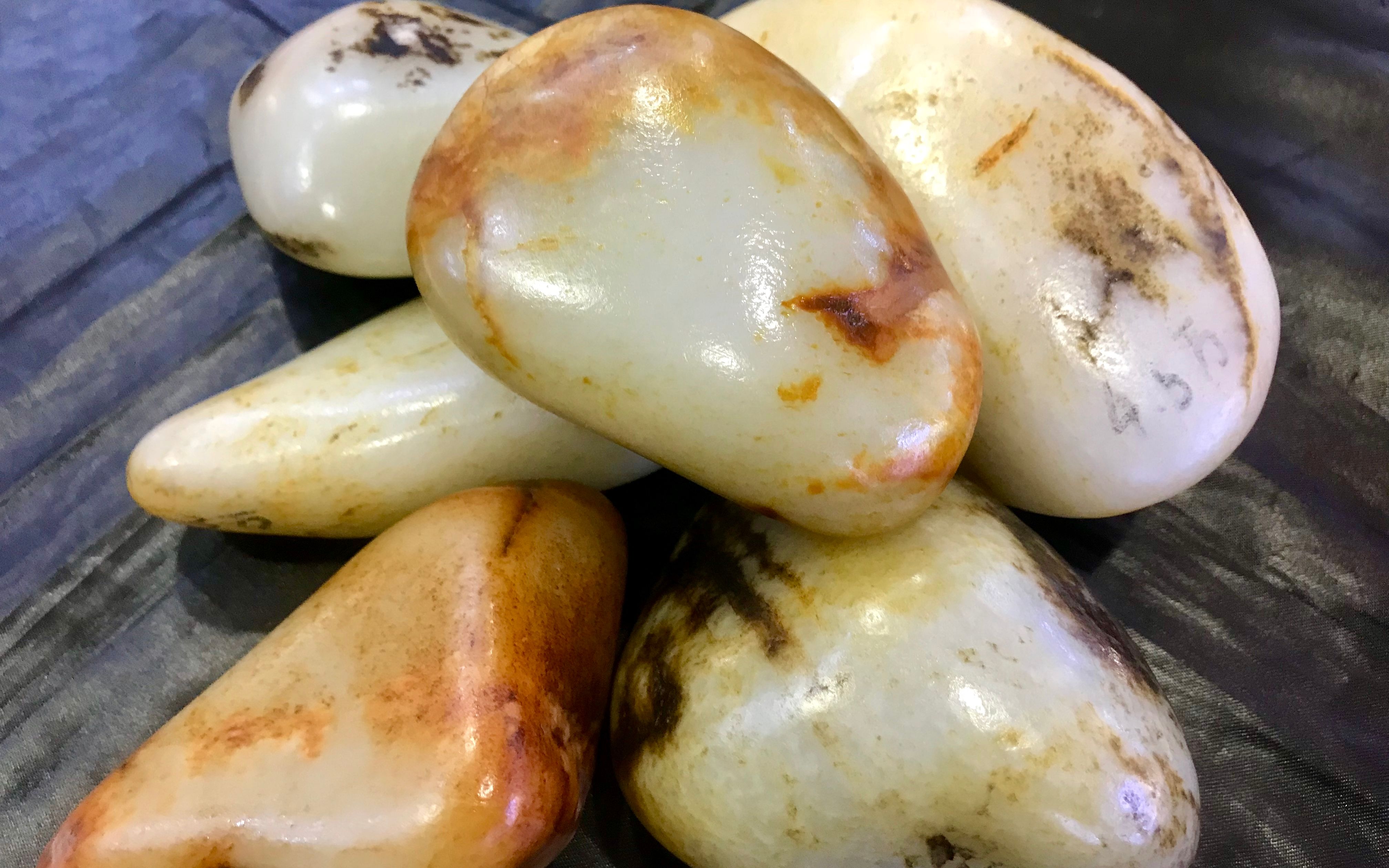 最新消息:市场上和田玉籽料价格深似海,一克几万还会再涨吗?