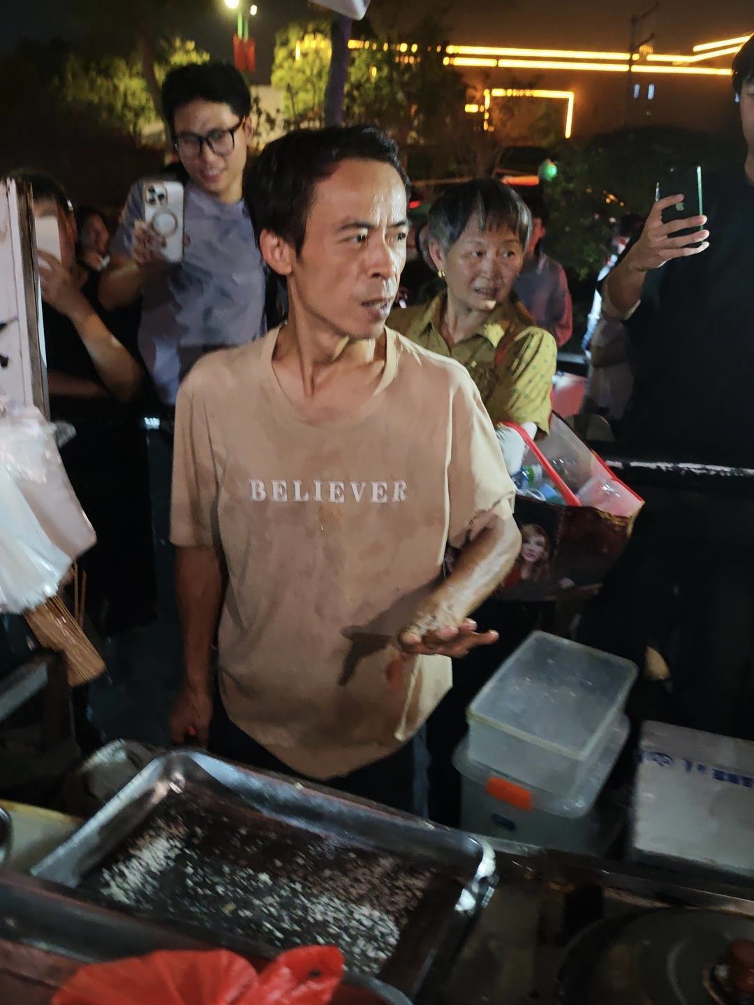 "鸡排哥"被顾客堵住合影无奈发声:把人按在墙角一点空气都没,我要窒息了