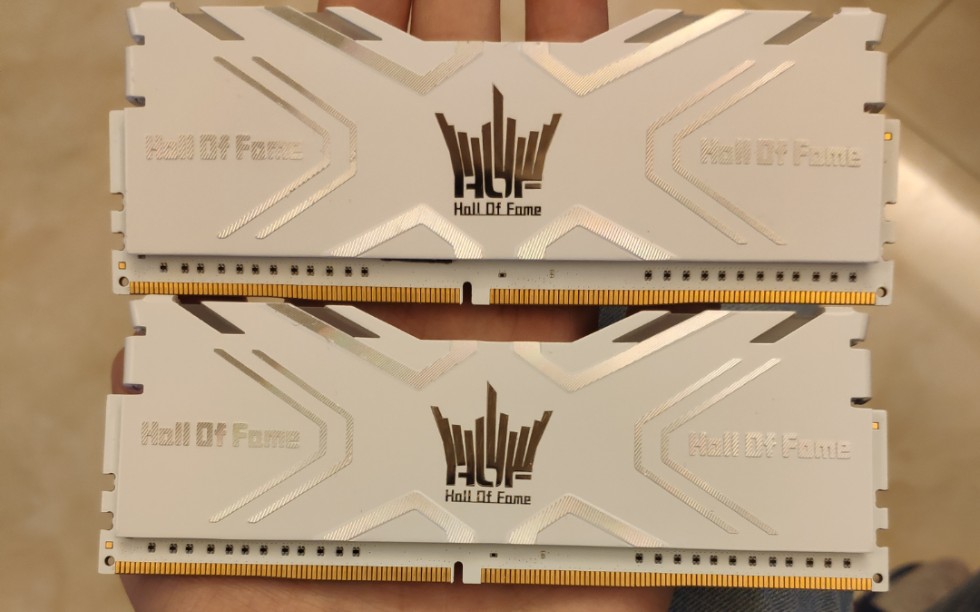 粉丝的名人堂DDR4 8g 4000展示条居然是两条好的pcd说不定可以...
