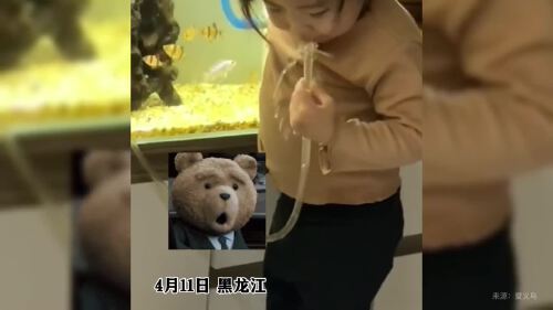 两岁宝宝巧用水管给鱼缸换水,这么小就知道虹吸原理了
