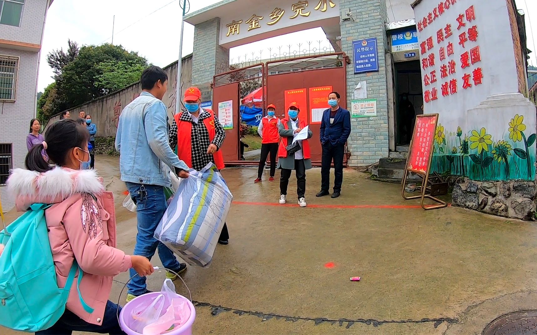 4月20终于开学了,乡镇学校安排这样报名,志愿者老师们辛苦了