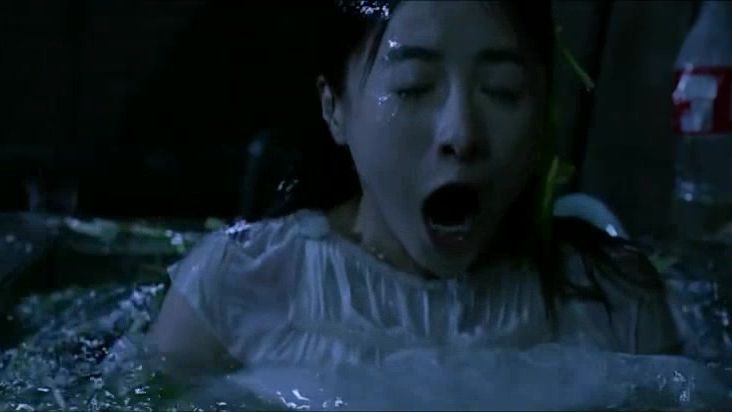 致命ID美女避难恐怖旅馆躲在水池逃过追命杀手 场面好忐忑