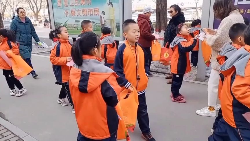 寒假学生实践活动,小小义务宣传员,同学们做的有模有样。