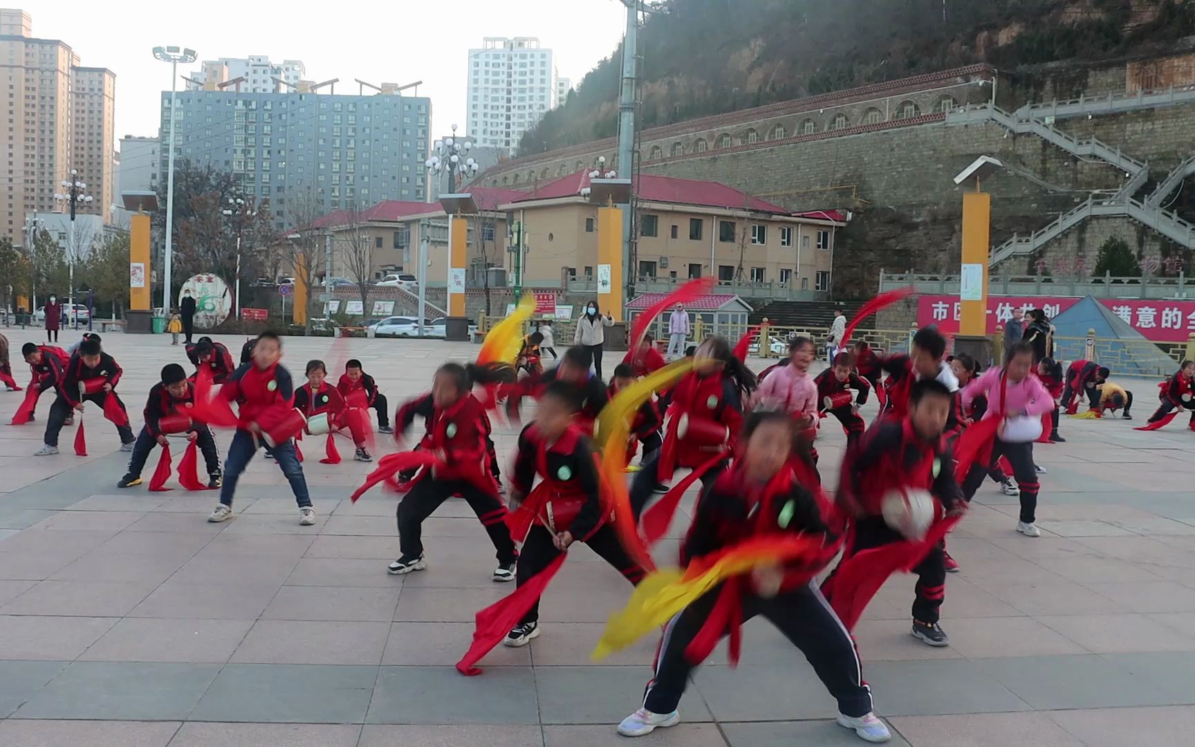 安塞腰鼓培训视频:安塞第一小学第五届腰鼓大赛四年级同学排练现场5