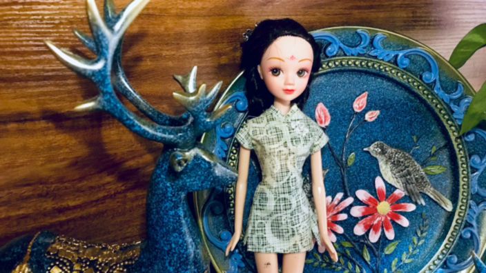 手工 缝衣服 芭比娃娃旗袍 保鲜膜打版画衣服图纸 穿起来修身立体