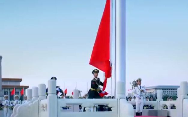 国旗法规定不得倒挂倒插国旗,公共场合毁损玷污国旗国徽可追究刑责...