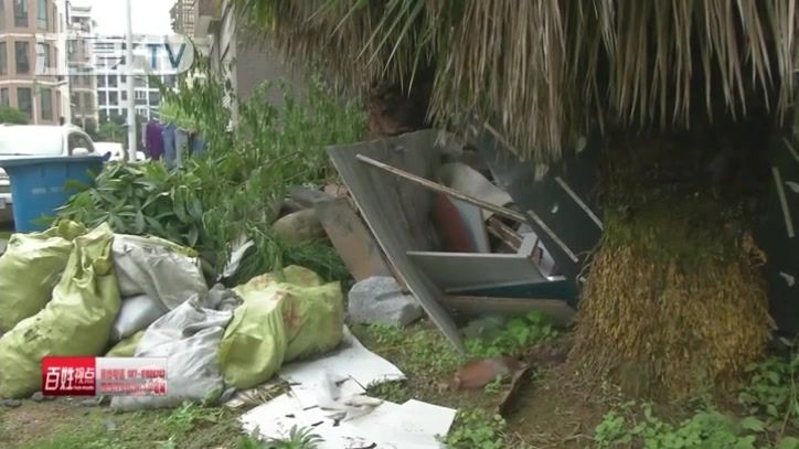 小区绿化带堆山建筑垃圾,无人管理,这是怎么回事?