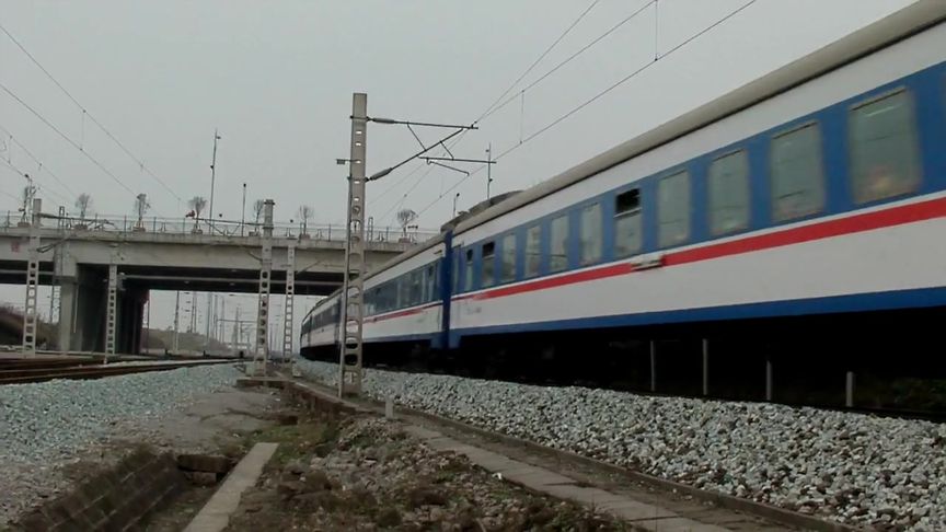 2011年2月 T258次特快列车通过团结村