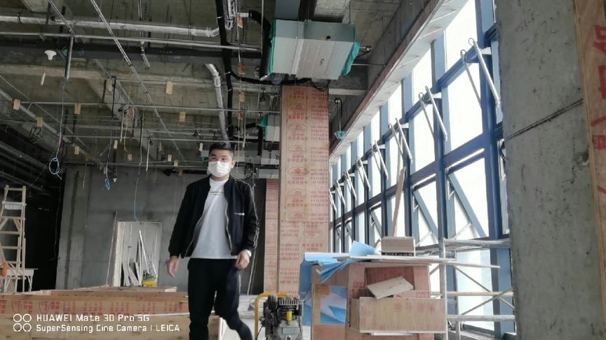 希尔顿欢朋酒店,施工现场跟工人对接