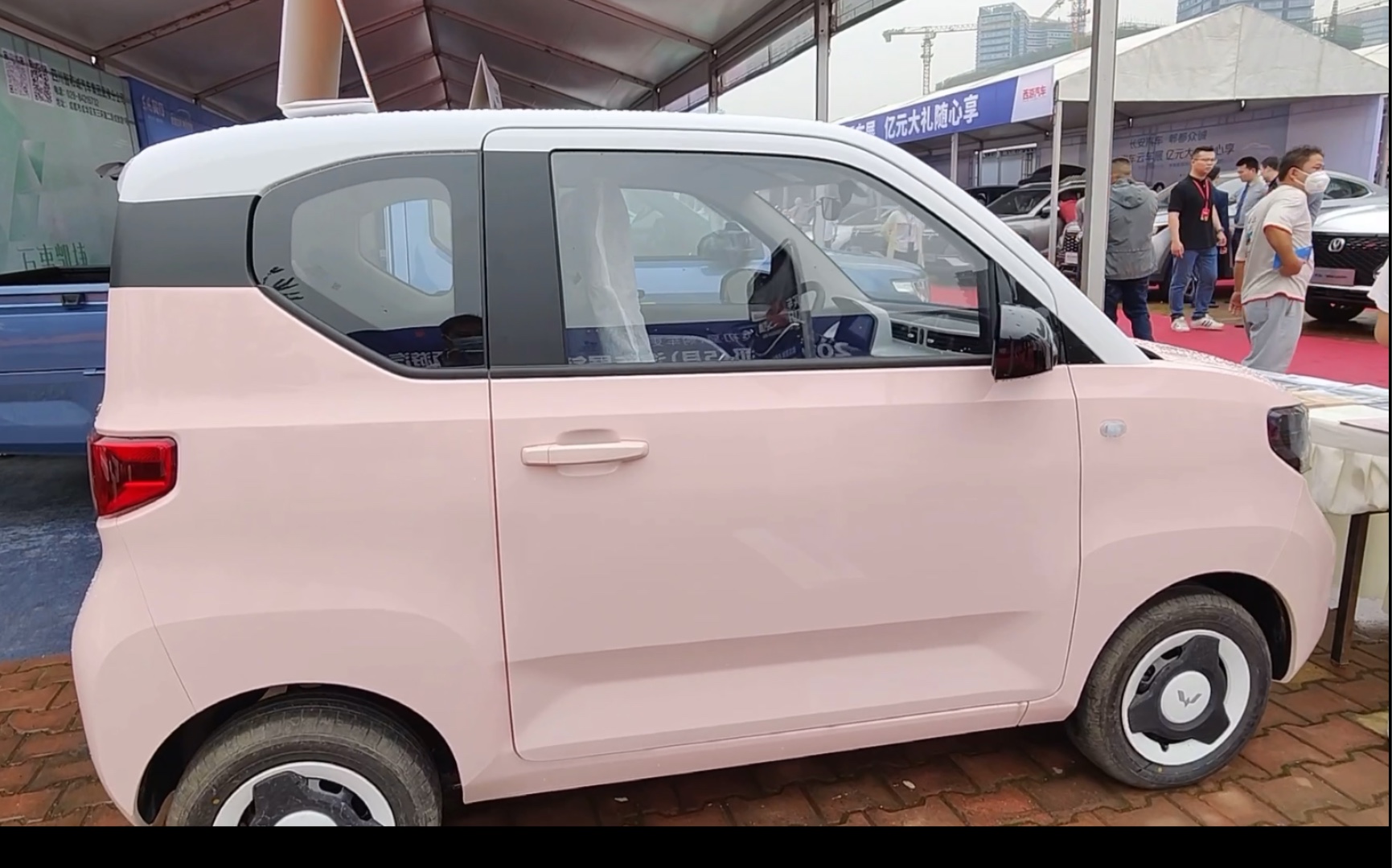 实拍五菱宏光Mini EV马卡龙版,这车太小了,可爱到爆