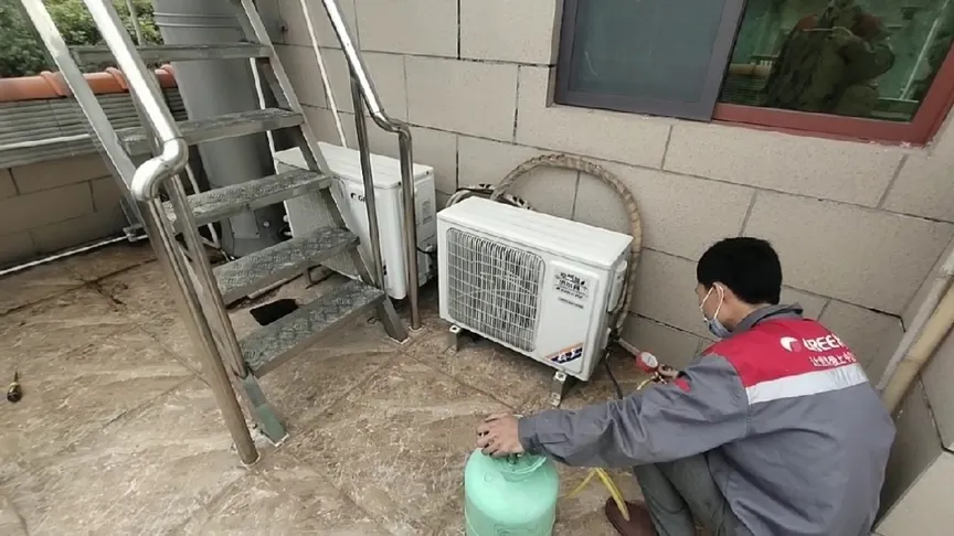 维修空气能热水器;怎样给空气能加氟。看完你就知道了