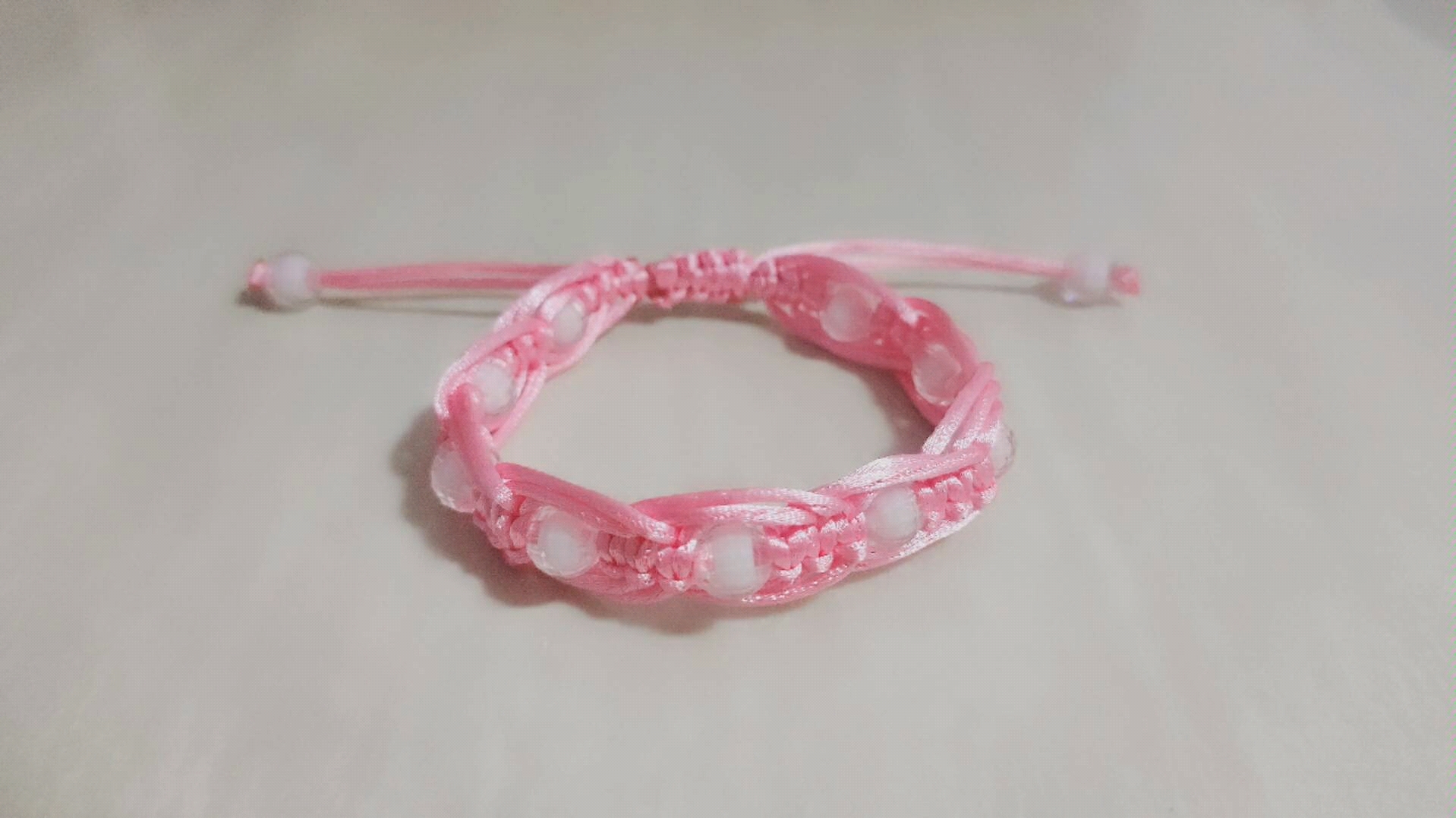 粉红色的回忆,手链编织过程,三层平安结带珠子编织