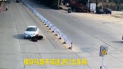 男子骑车逆行横穿马路,恰好被撞,真是自作自受!