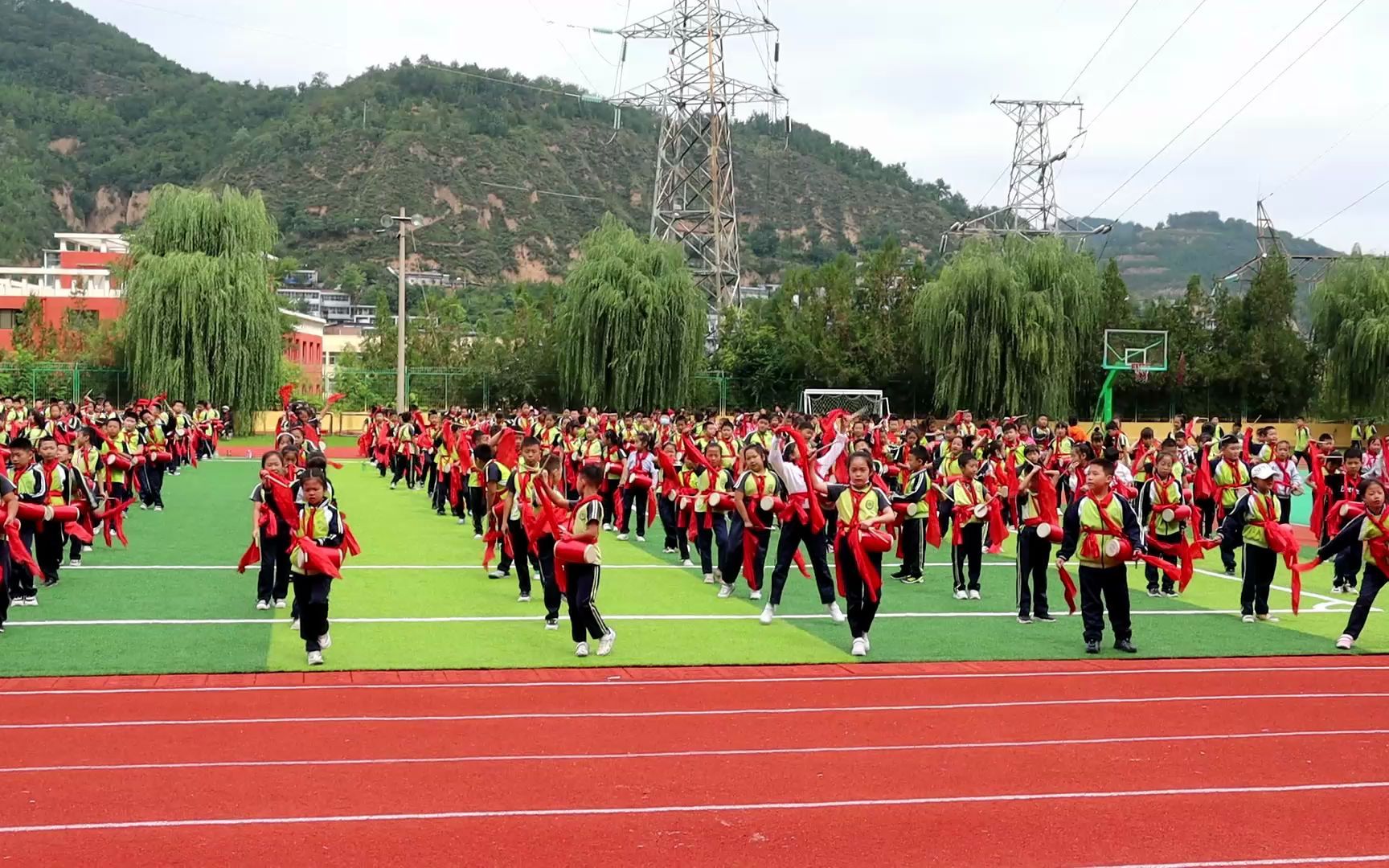 小学腰鼓特色课,培养孩子吃苦拼搏精神,大缠腰过档动作分解练习