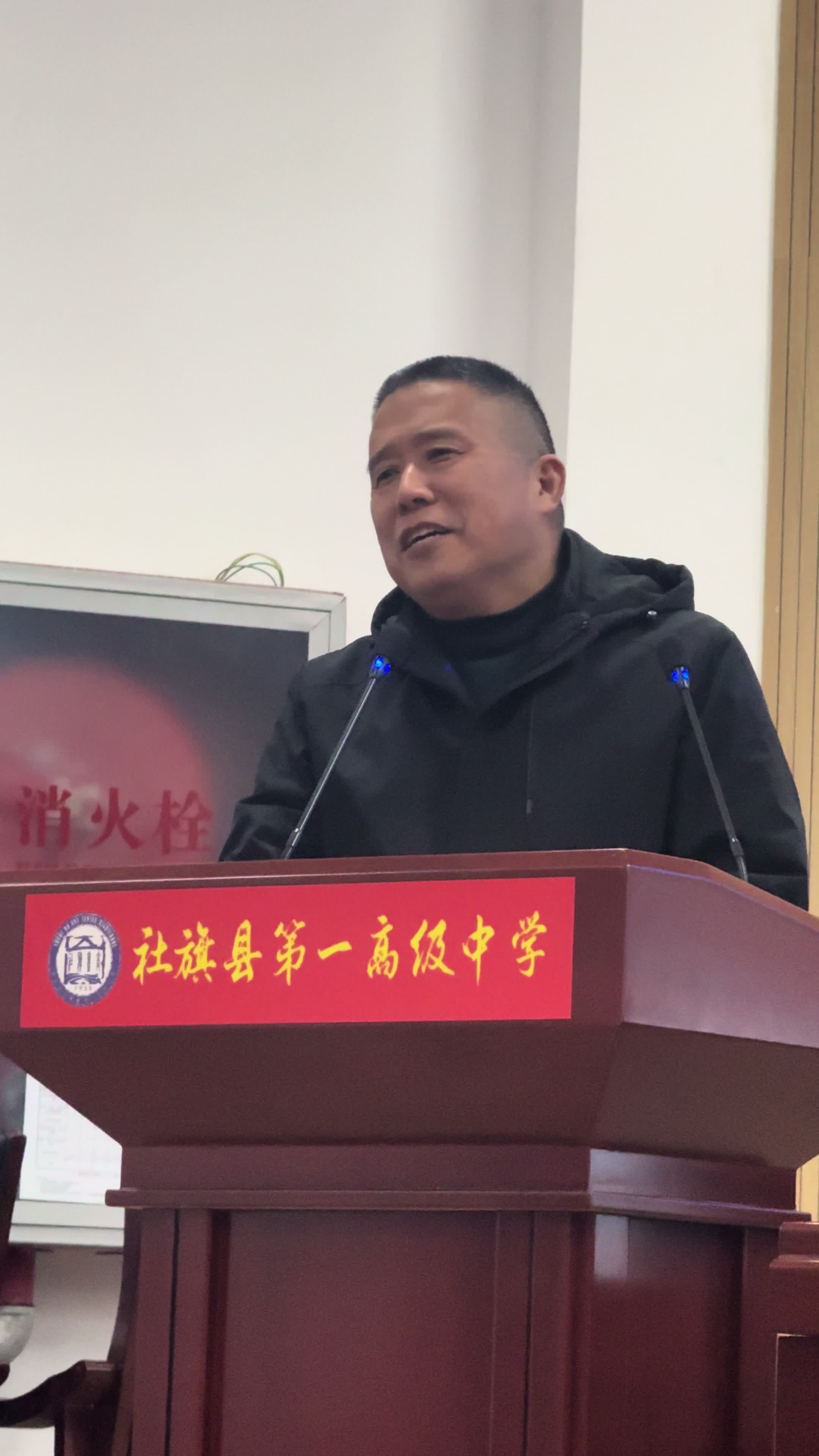 我知道很多同学都想李老师了,中考表彰他发言我觉得很是幽默朴实...