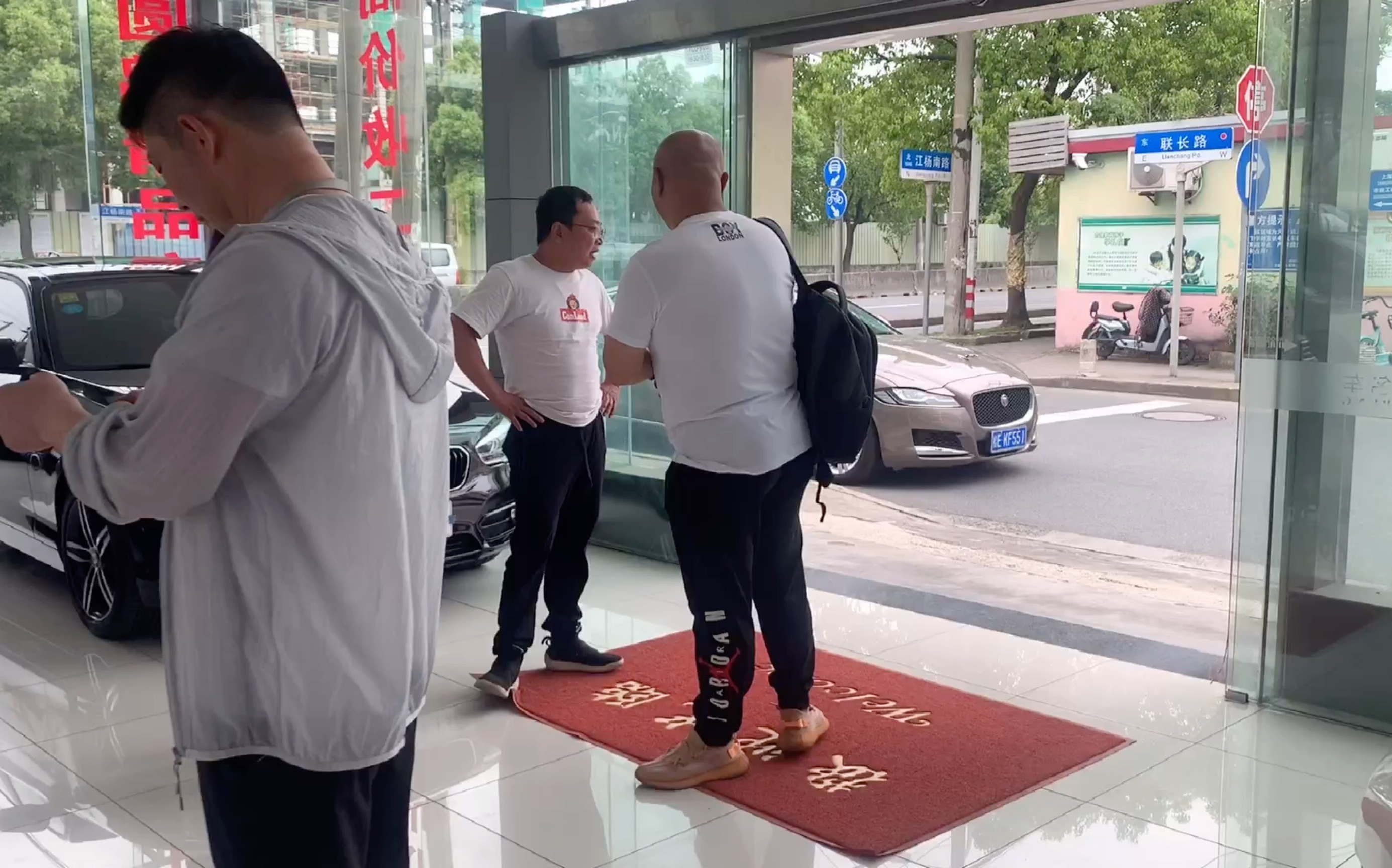 花3000块钱能买台7座面包车?第一次收车,一台手动开瑞优优