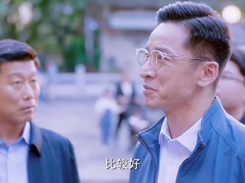 局长带一行人到饭店吃饭,听到菜的价格后吓到了