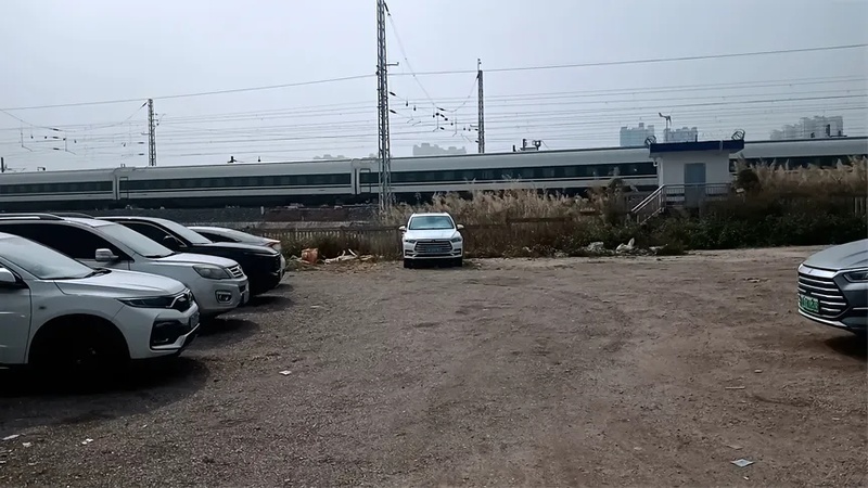 复兴号D90次列车和快速列车并列行驶