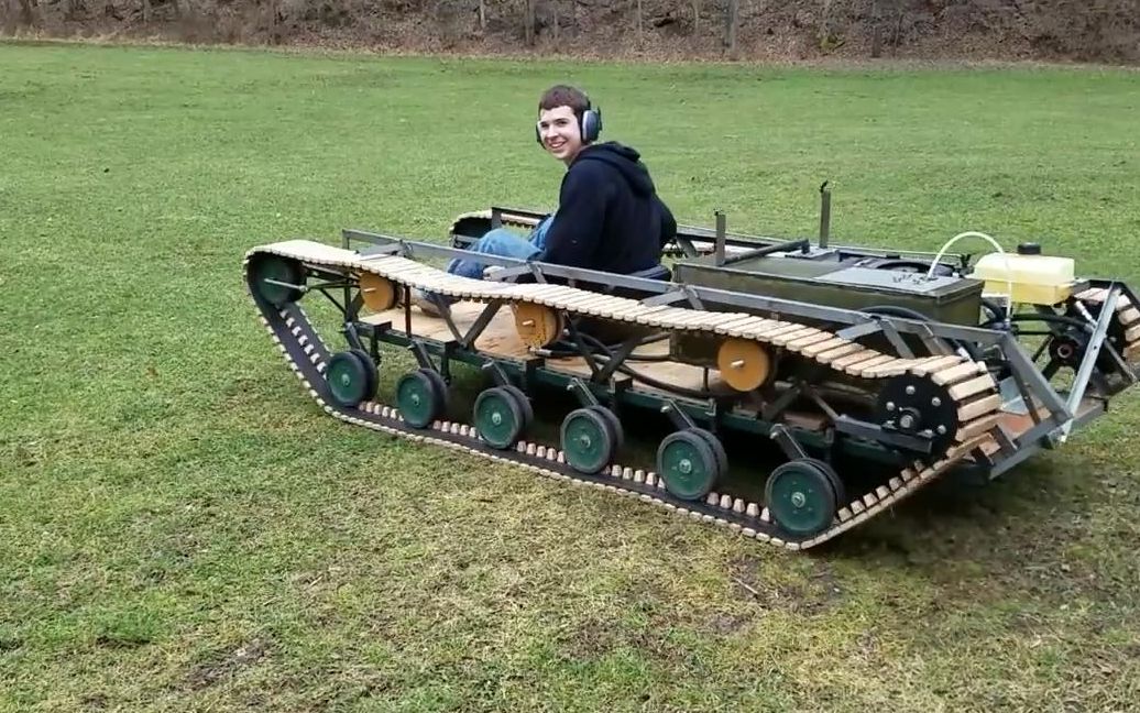 高中生花了18个月,纯手工用木头造坦克,能上路行驶开着太拉风