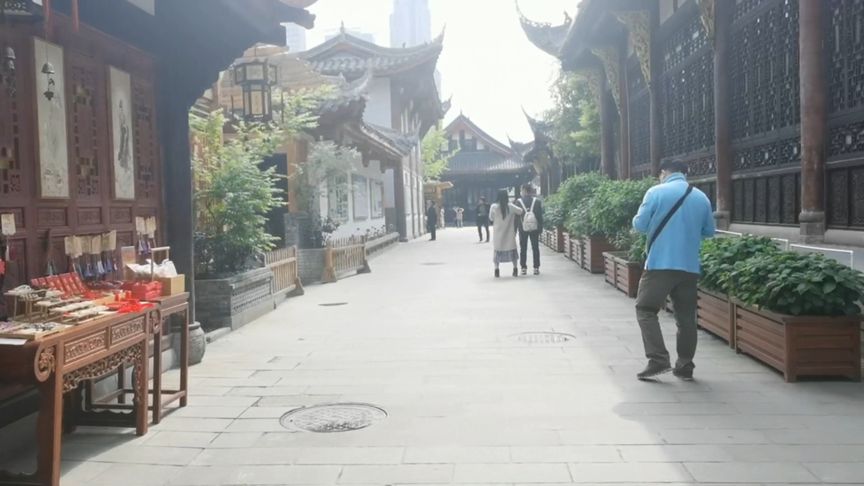 电瓶车行驶中爆燃 烧伤女孩病危