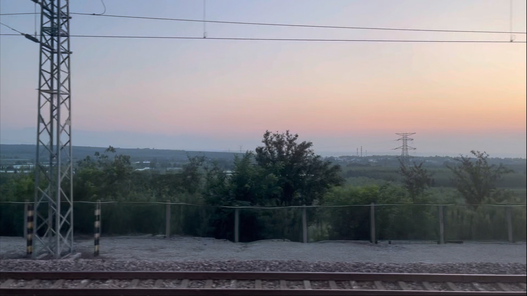 2025年7月28日T116-T117次列车运行在陇海铁路高柏至故县段葛吉力...