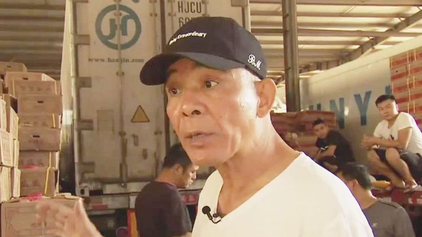 从摆地摊起家,被人称为疯子的大叔赚亿万财富的方法你能学到很多