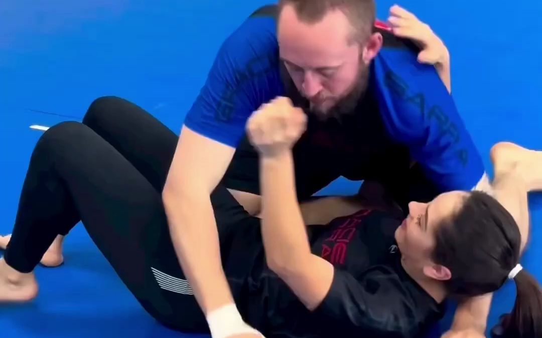 美女教你学巴西柔术(下位三角锁+手臂锁)