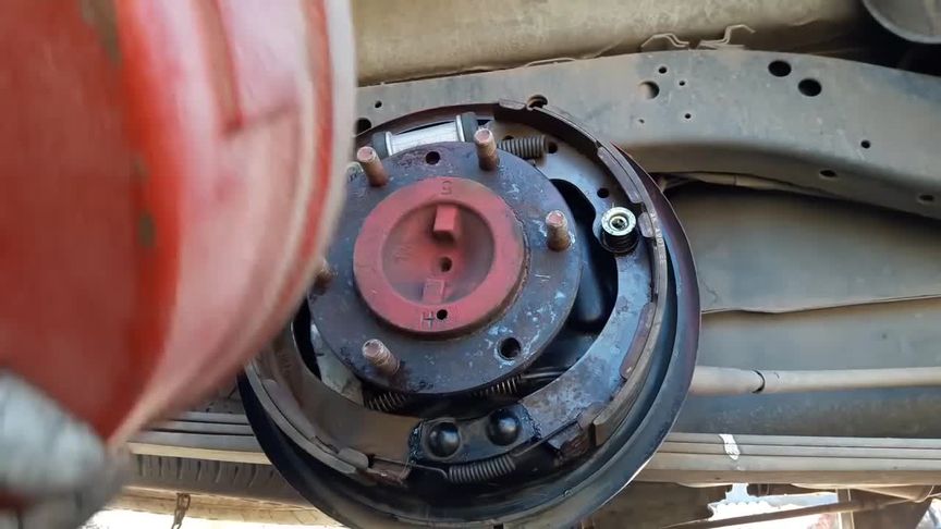 鼓式制动器的调整,看师傅是怎么操作的,你学会了吗?