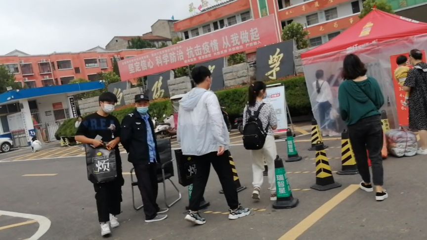 暑假过后,学校今天开学,家长都来送学生。