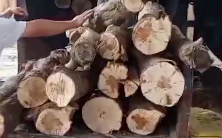 农村秸秆木材可以这样利用起来,粉碎后制成机制木炭,经卧式炭化炉...