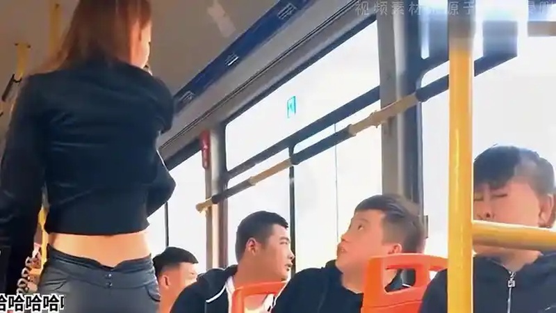 爆笑公交车合集,司机急刹车,小伙当场尴尬了,一个比一个搞笑